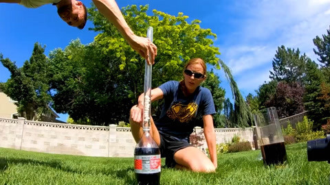 将一试管的曼妥思放入可乐会发生什么,场面太壮观了!