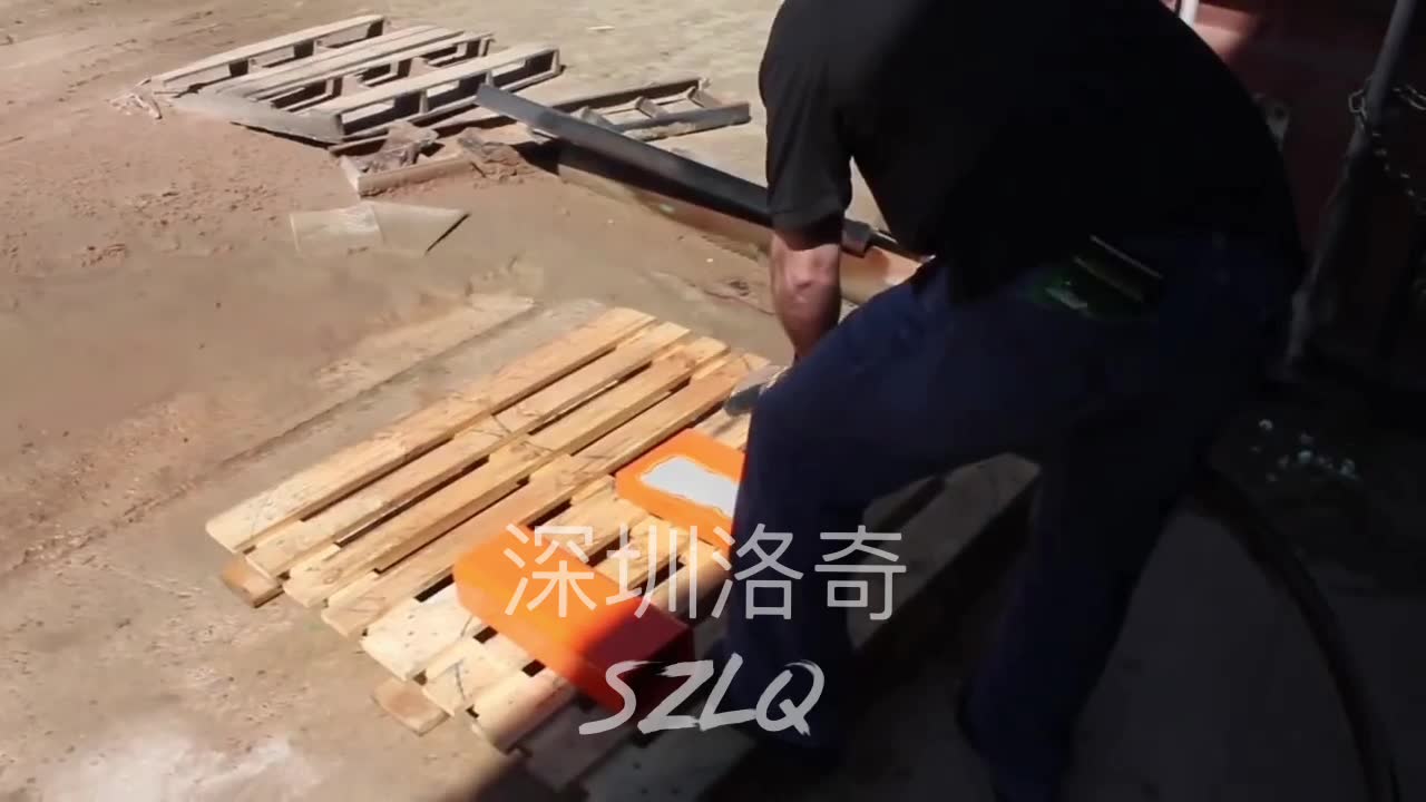 实拍无尘水除锈喷砂机清理钢结构上油漆