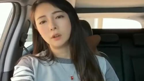 美女模仿老公开车,太真实了,这种反应一定是看到美女了吧!