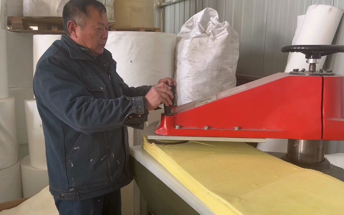 江苏鑫泉环保材料有限公司亚克力滤袋制作部分流程