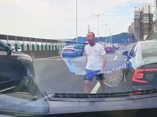 路怒症 高架偶遇路怒症,直接把我别停了