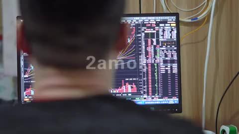 【原创】股民操盘看股票走势分析财务报表背视频素材