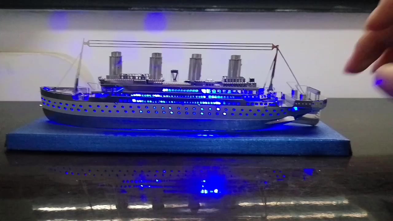 【金属船模】永不沉没的泰坦尼克号,亮灯时很漂亮