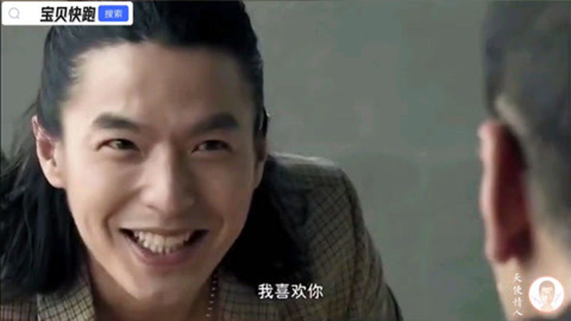 富二代应聘服装设计师,没带作品,现场在女助理身上改服装