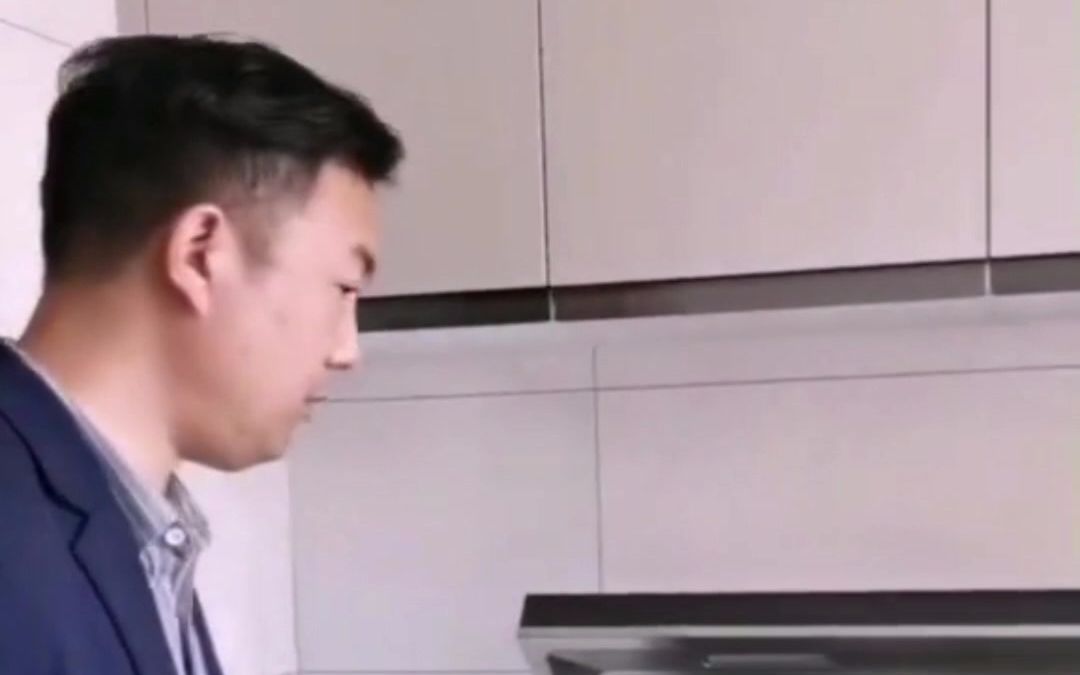 厨房太小这样装!橱柜下面用深色上面用浅色,出效果哦~