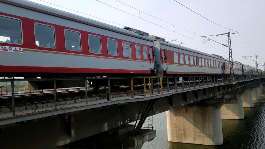 上海至石家庄K234次列车准点到达安阳站.冀州号原色车厢真不多见