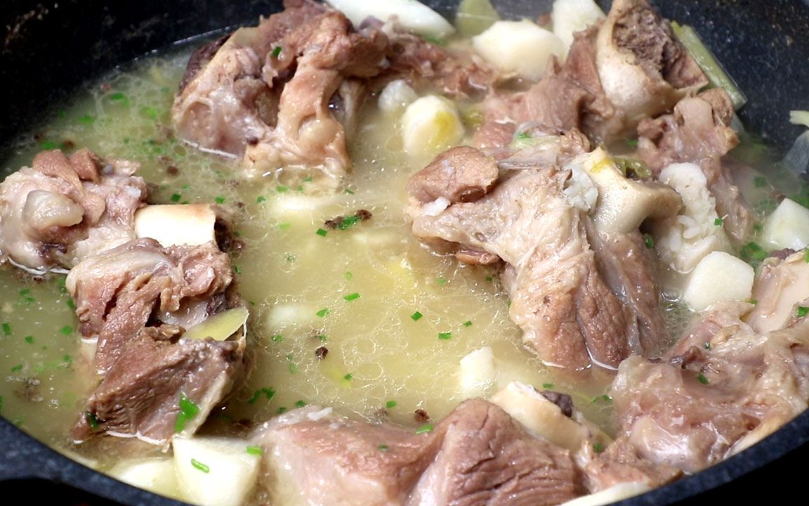 炖排骨汤的正确做法,不焯水,不用一滴油,汤白肉烂,清爽又好喝