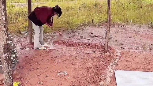 老陈在八家村的建房风格估计又是搞砖混结构,基础是挖不了太深的