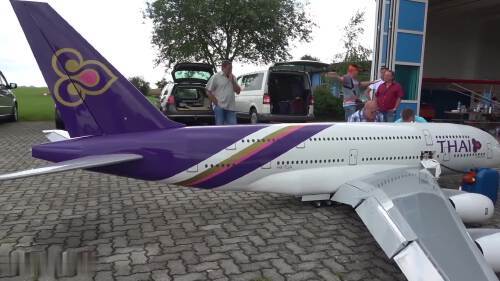 长达6米的空客A380模型试飞,太霸气了,感觉都能坐人了