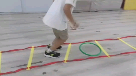 绳梯的花样玩法,前进两步后退一步,遇到绿圈,连续前进三步!