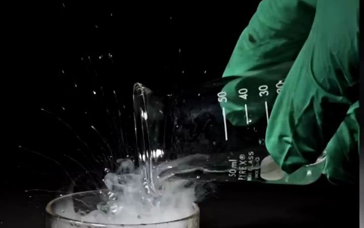 化学物质氯磺酸,与各种化学物质的科学实验。