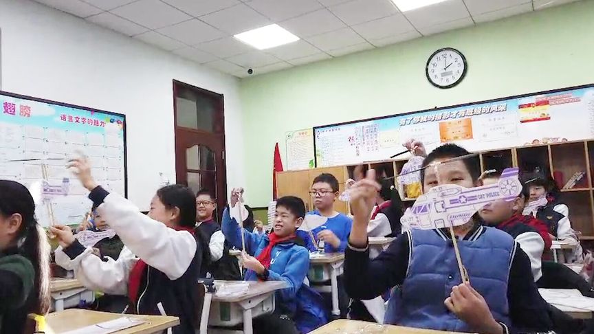 玩嗨了!校园科技节 航空模型专职教师带来了环保纸质火箭