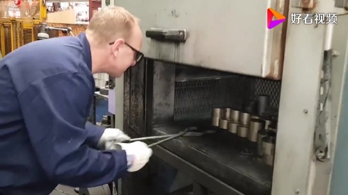 铝棒如何加工成活塞?其实不难,铝块放进模具压一下成品就出来了