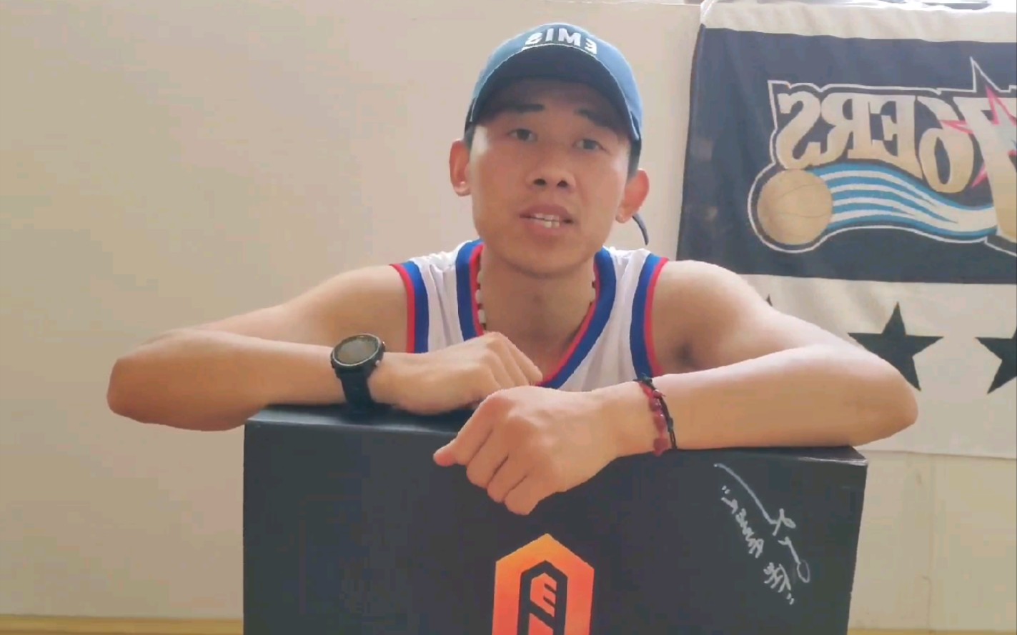 拥有艾弗森的签名和一双复刻版本legacy篮球鞋是什么体验?