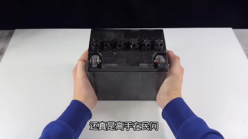 小伙一番花里胡哨的操成功修复废弃电瓶真是太牛了