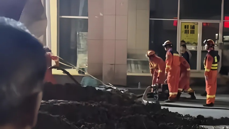 山西阳泉一小区物业修理污水管道时发生塌陷,一男子不幸身亡