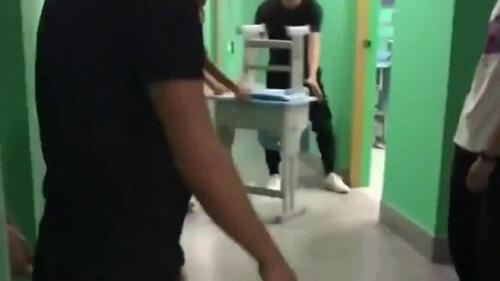 找体育生帮忙搬桌椅,布置教室,搬出了一条流水线的感觉!