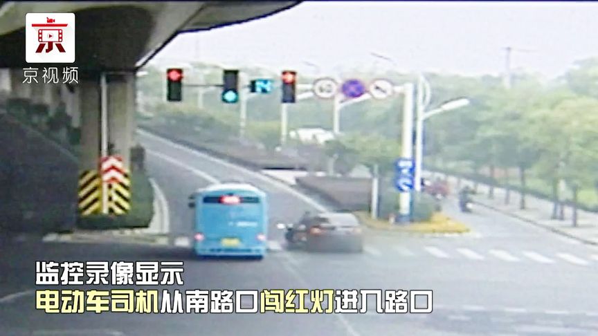 电动车撞汽车 电瓶车车主脑袋受伤并且全身多处骨折