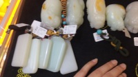 看看我面前的这些和田玉现在能值多少钱?