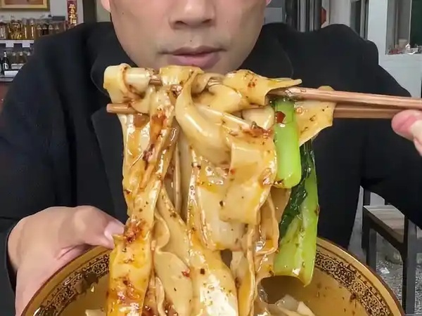 记得二十多年前骑着自行车背着馍在这上学