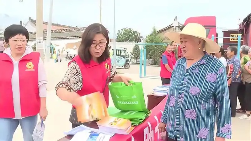 组织开展"工会社工齐助力,梨花飘香暖赵州"主题志愿服务活动