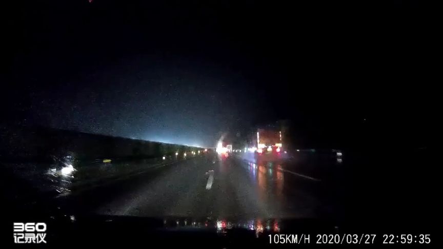 夜间雨天高速行车,怎么躲避快车道停下的事故车!