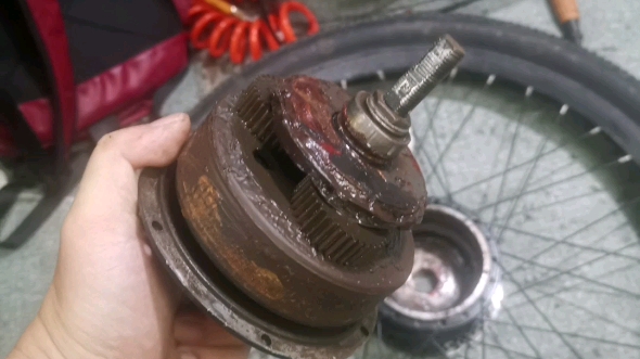 吕布云轮 进水 修复,老款。250w 25公里合标。无刷有齿 电机,为啥骑行...