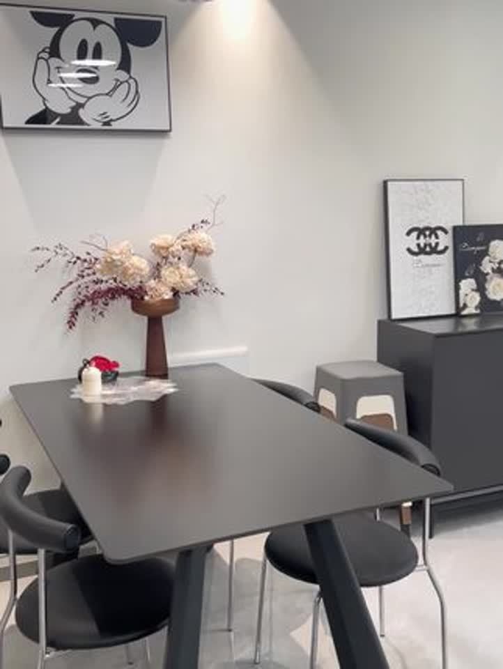 ...于是入手了这个斗柜,双开门加抽屉,大小物品都能放,纯实木烤漆,整装...