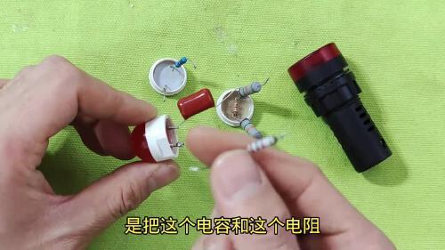 才知道,并不是所有的LED灯都是阻容降压,串联电容效果会更好