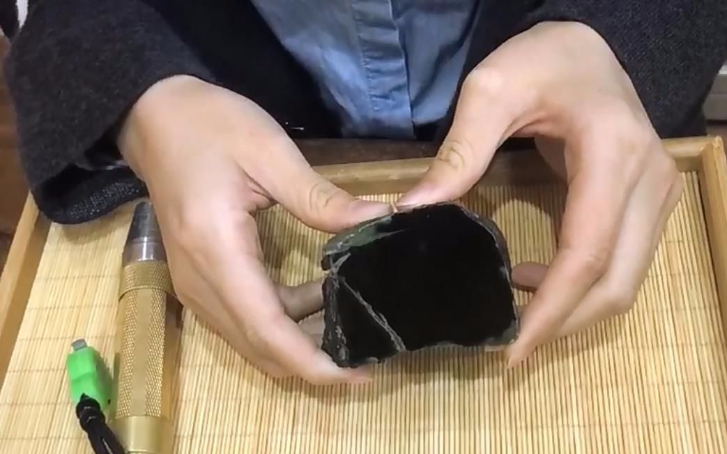 切开的墨翠打灯没有表现,为何还达到收藏级别-缅甸翡翠原石安启