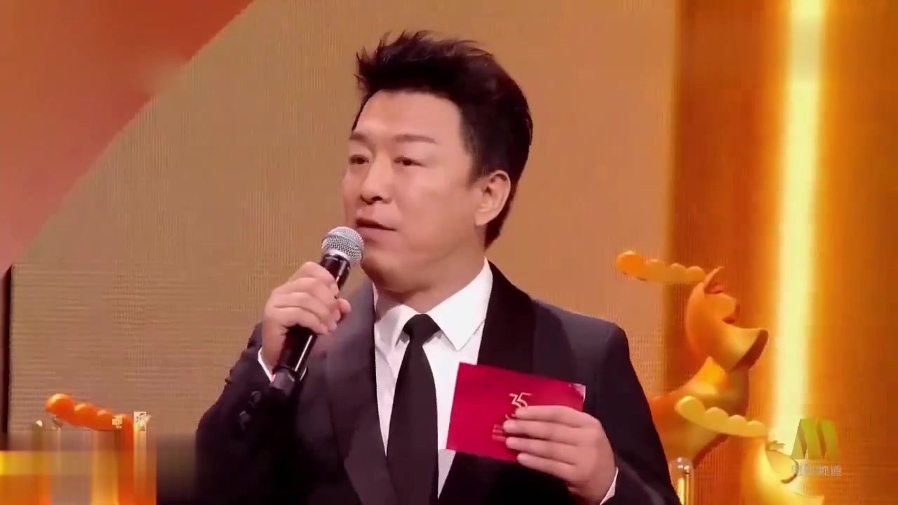 黄渤太贼了,套路张小斐喊他爷爷,笑疯台下一众大咖!