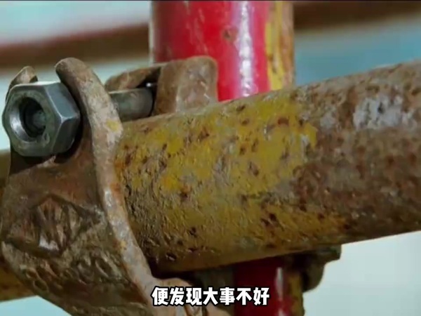 在百米高的建筑楼上,老师傅一眼看出脚手架,便发现大事不妙