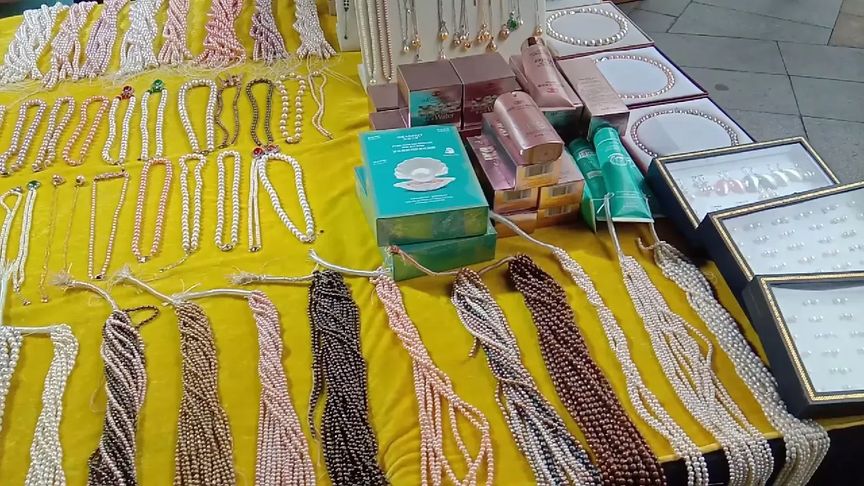 观看现场打磨珍珠,全部珍珠饰品,非常好看,好喜欢