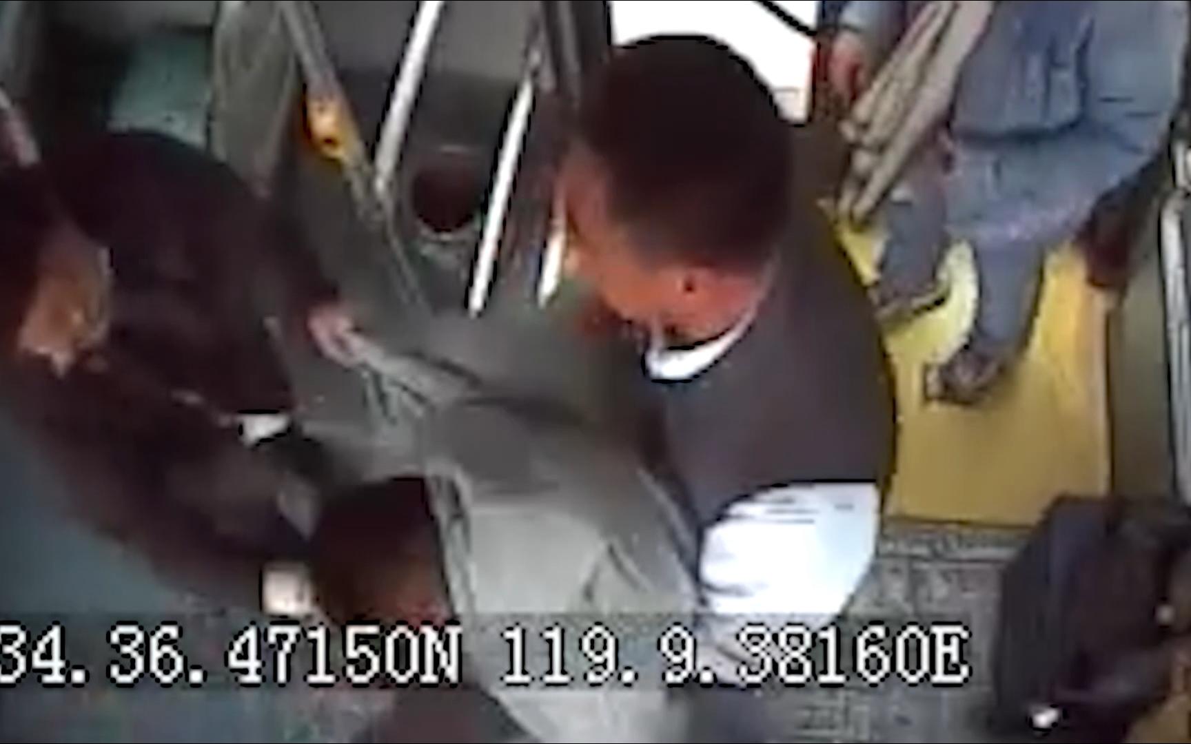 必学海姆立克急救法 专救大人孩子吃东西被卡