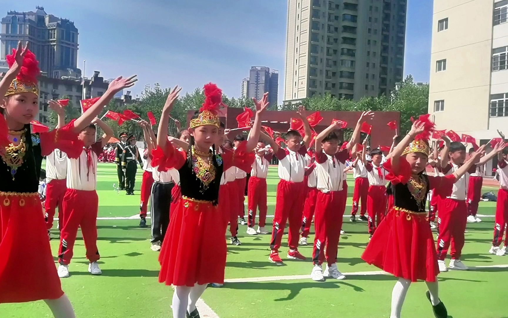 合肥瑶海:民族团结一家亲,运动会开幕式表演新疆舞