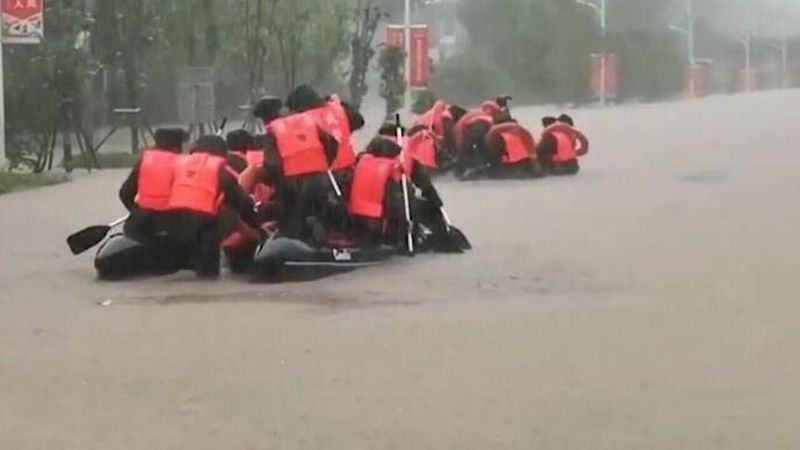 武警用挖掘机橡皮艇转移受灾村民