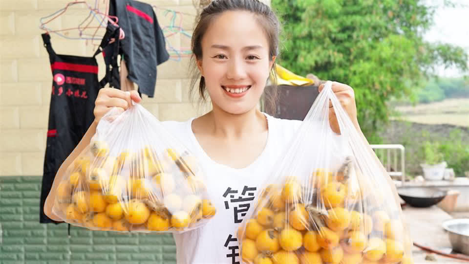 农村小妹熬制枇杷膏,只要记住这个步骤,颜色晶莹剔透