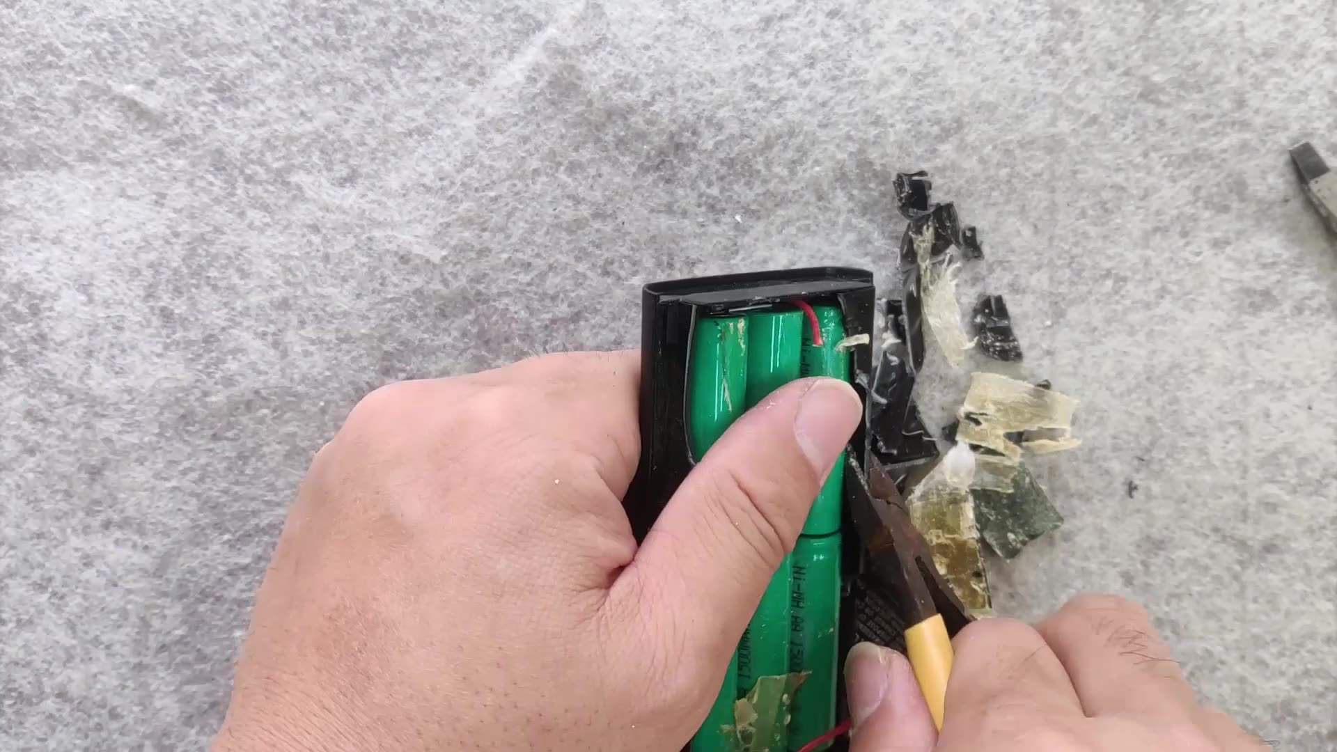 拆个对讲机电池,这些镍氢电池还有救么