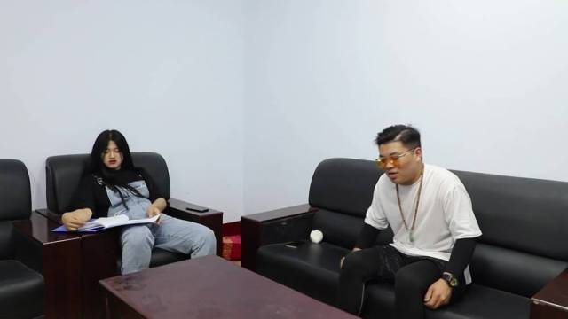 新员工上班热情打招呼,没人搭理他,结果开会时全部人傻眼了