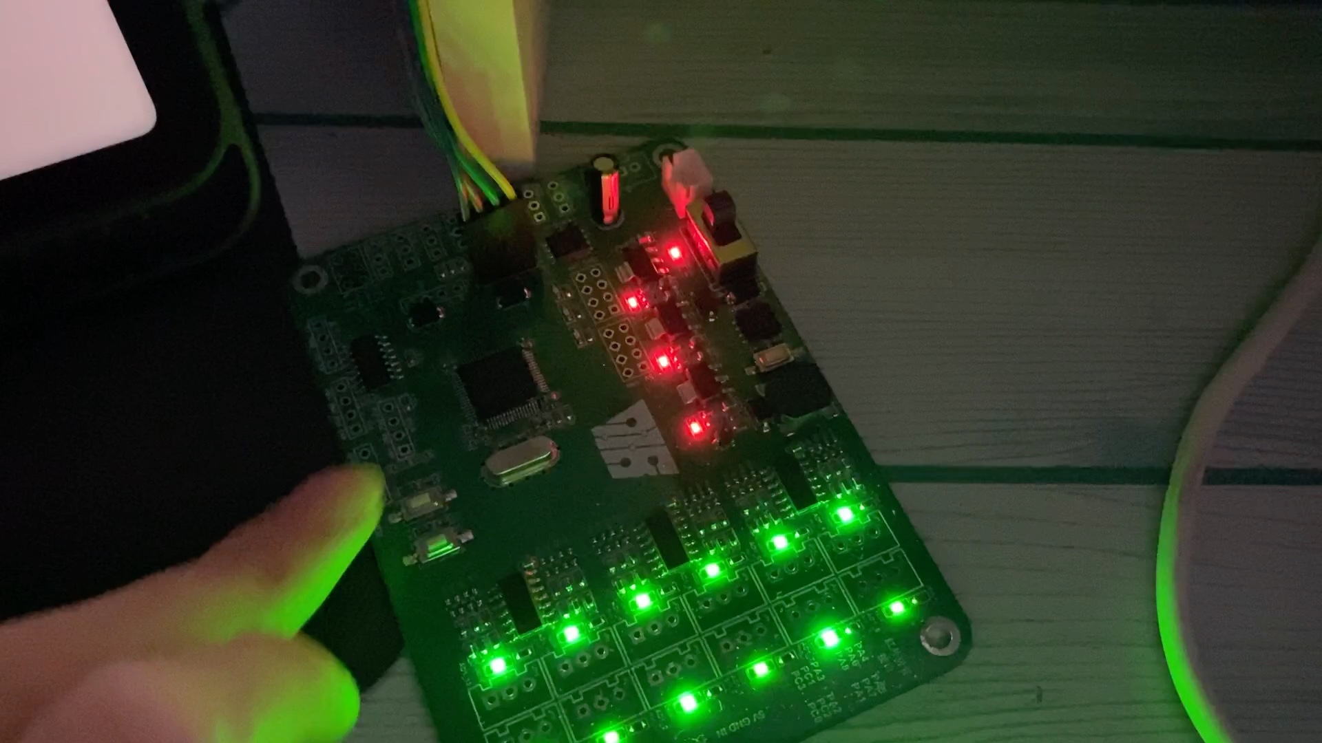 【STM32】1.2.1按下按键一能够点亮板子上的任意一个LED,按下按键...