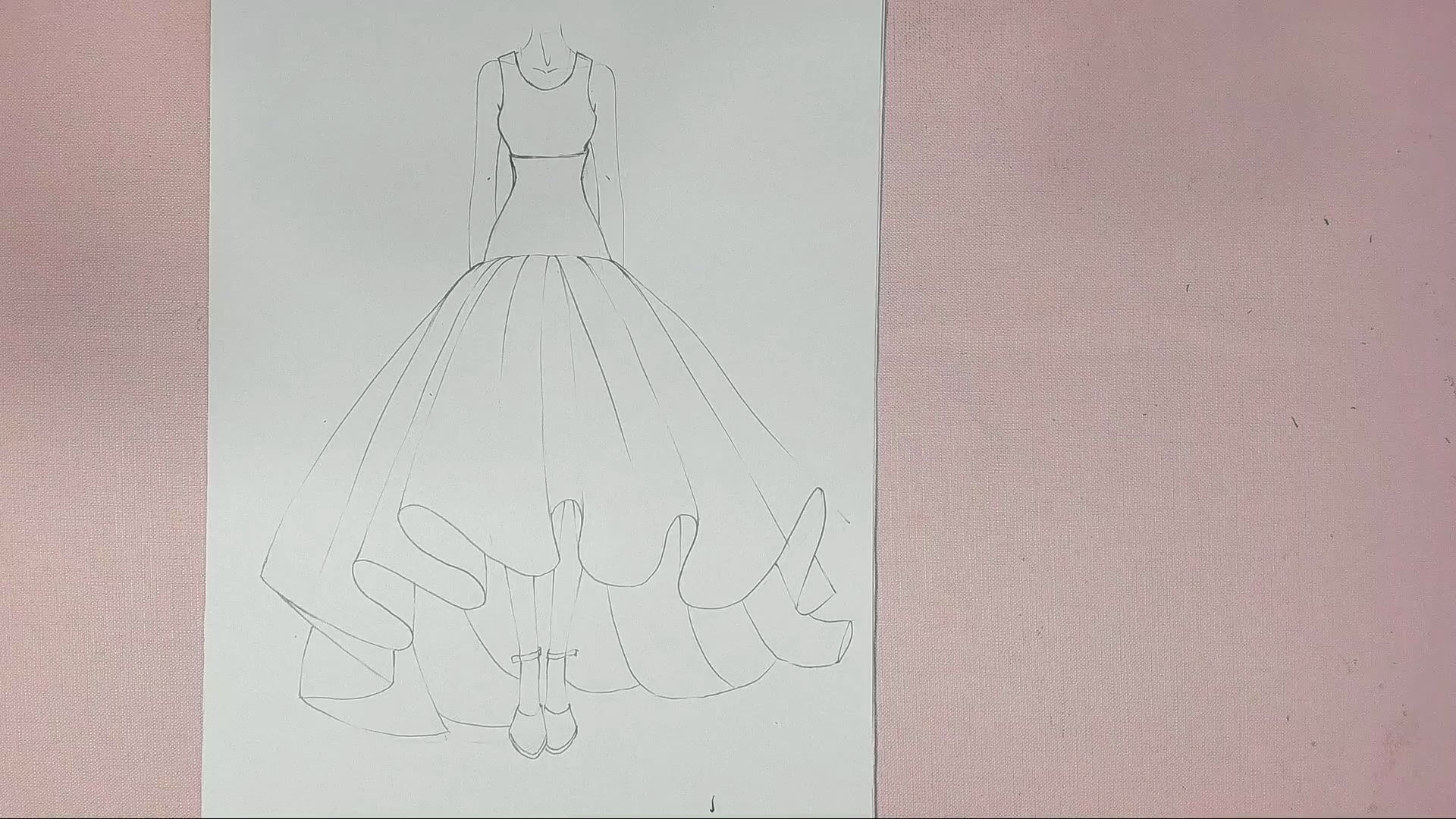 服装设计手绘学习:大裙摆礼服时装画草图绘画过程
