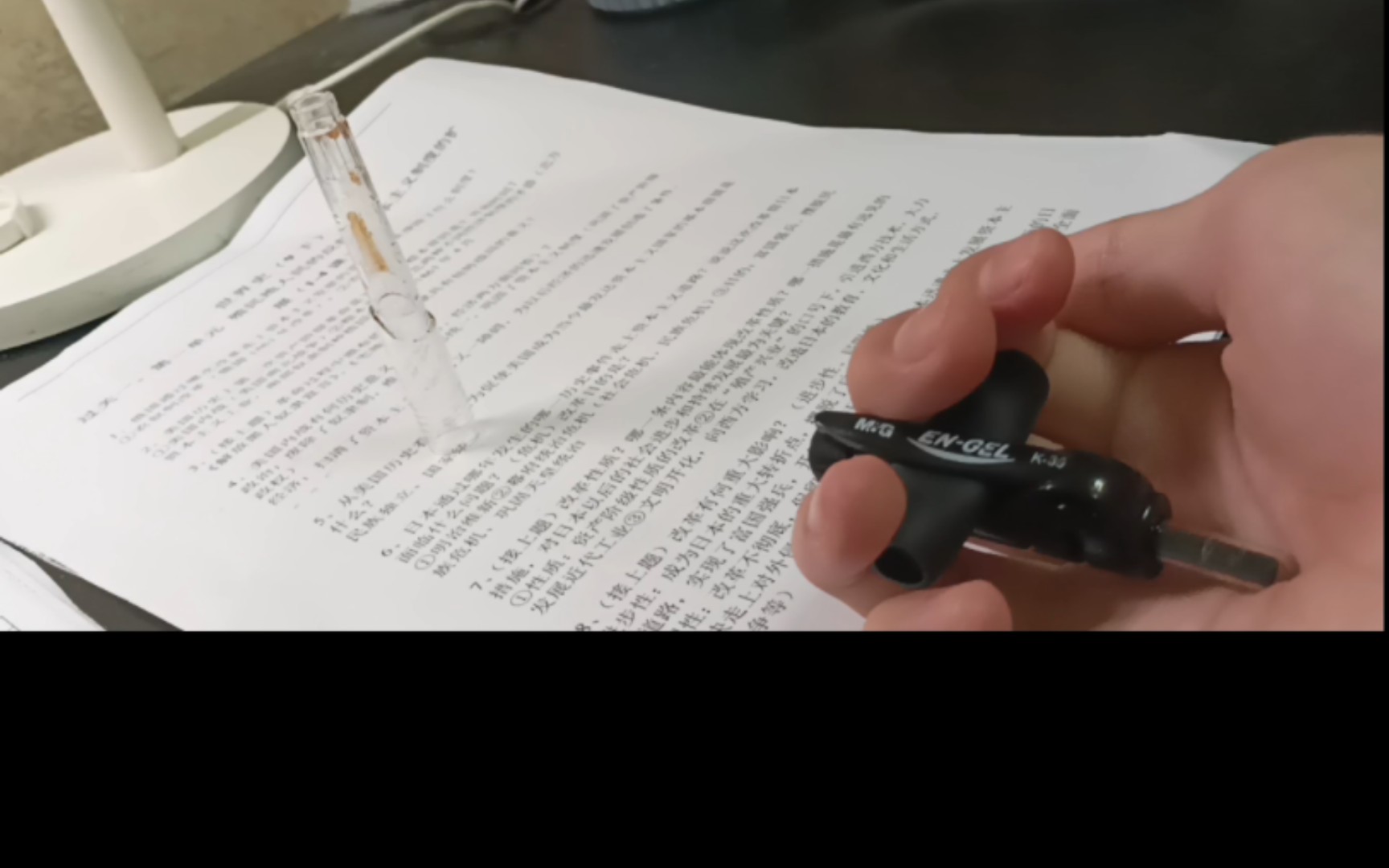 如何用签字笔做一把“弹射枪”?