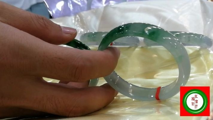 翡翠手镯的价格按种、地、水、色估价,听珠宝鉴定师怎么分析