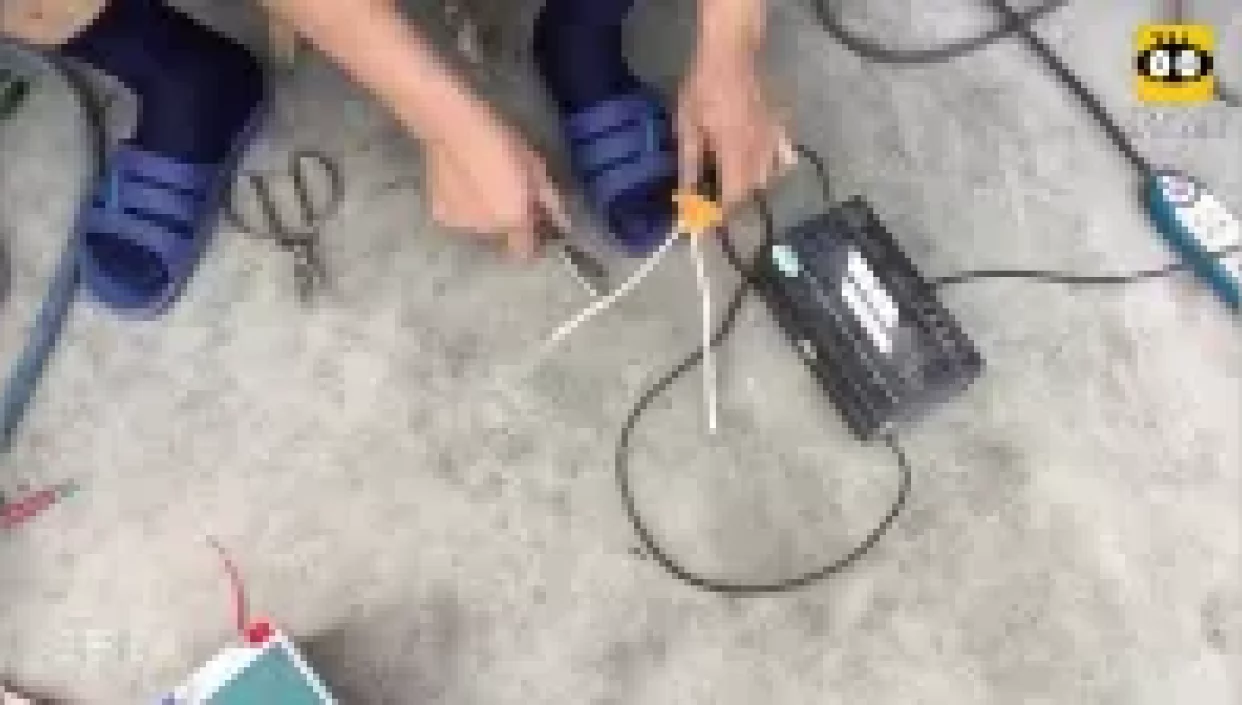 用电动车充电器给12伏电池充电，这方法很实用