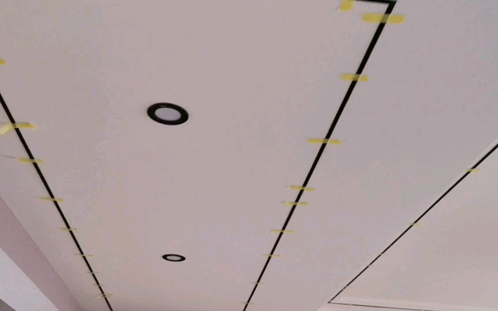 现在装修都喜欢给吊顶上面U型不锈钢条,但是这种T型铝合金条更精致