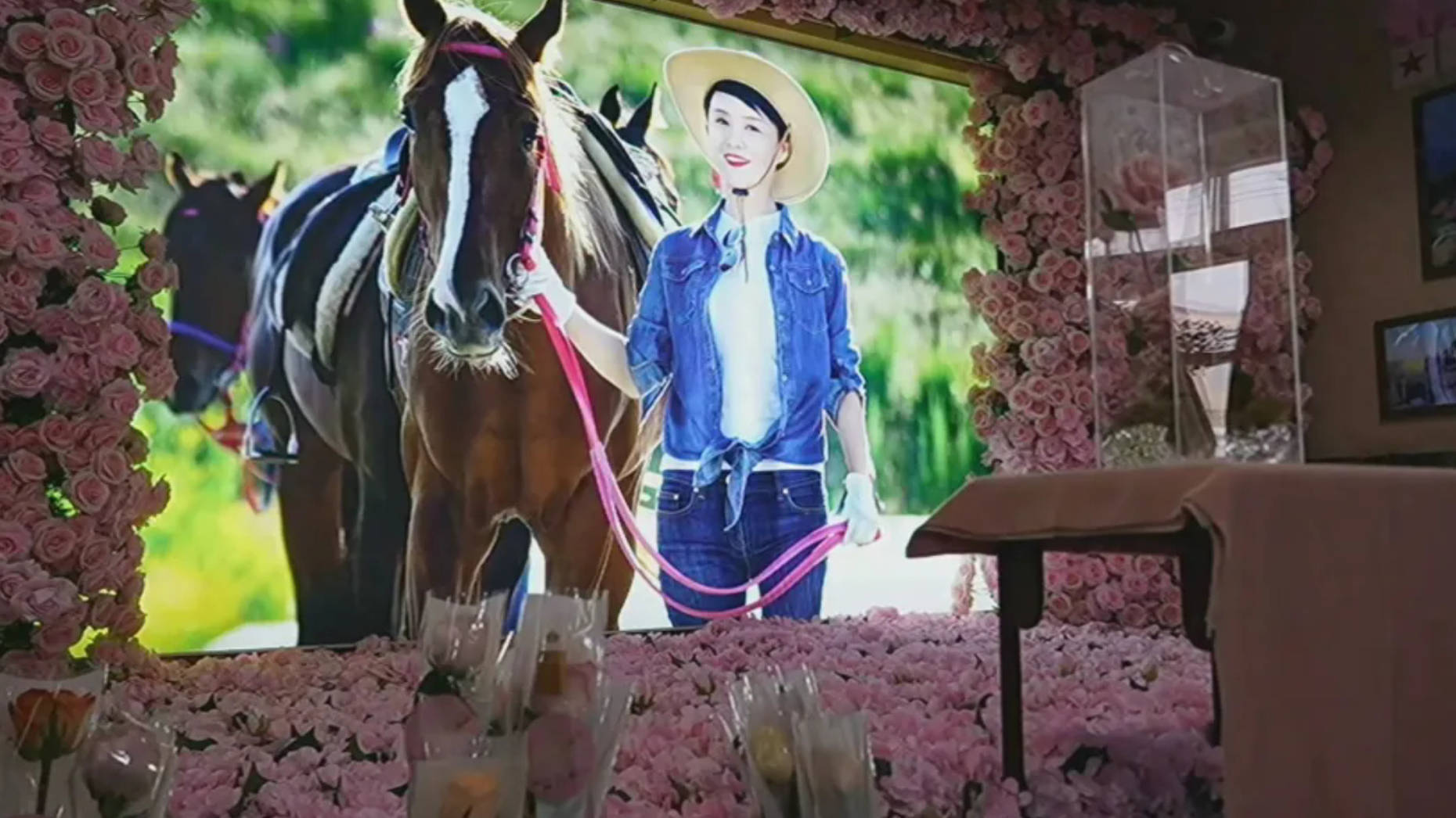 "娇龙月季"已安放在娇龙厅,大批市民冒着零下10℃严寒排队献花