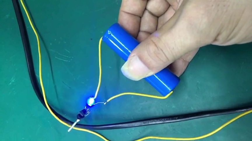 技术牛人用3个三极管1个发光二极管连接电池自制感应器,学习了!