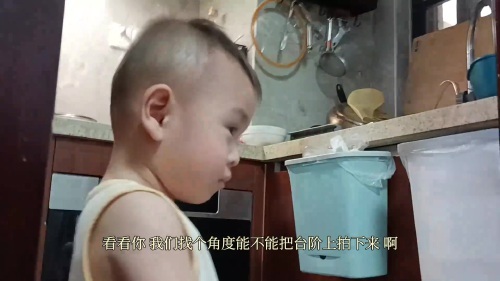 从小喜欢风扇的宝宝盯上了厨房排气扇