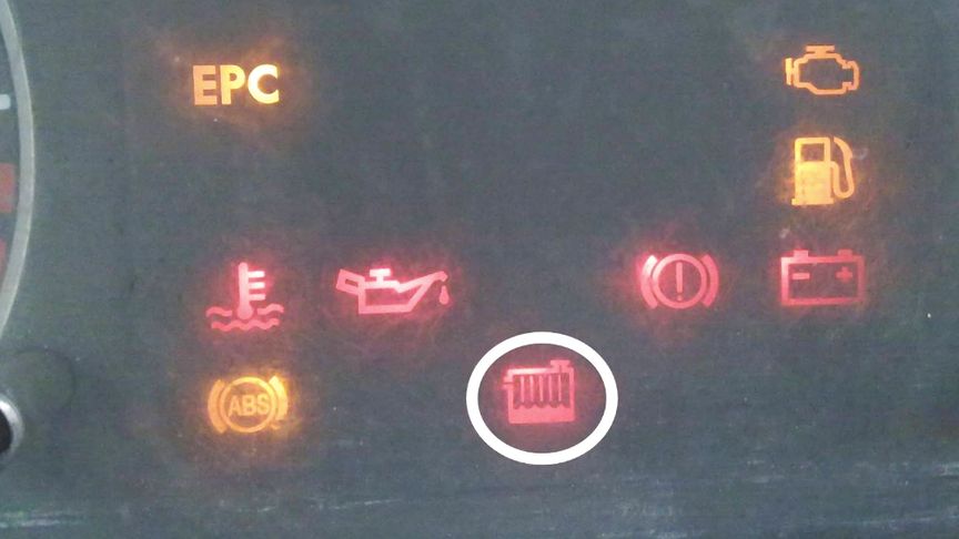 汽车仪表盘上的这个指示灯亮了,一定记得停下车不要开了!