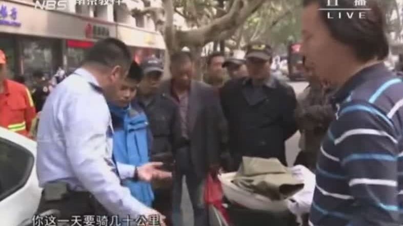 小车稍微开了一点车门,电动车疾驰而过,引发连环事故!